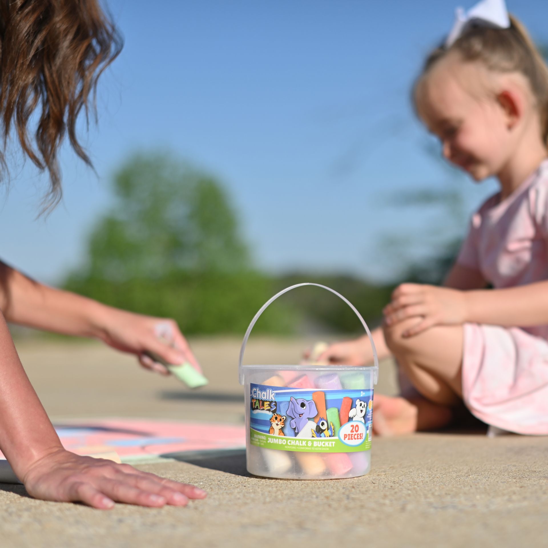 |CHALK TAILS PLAY BUCKET WITH 20 PCS